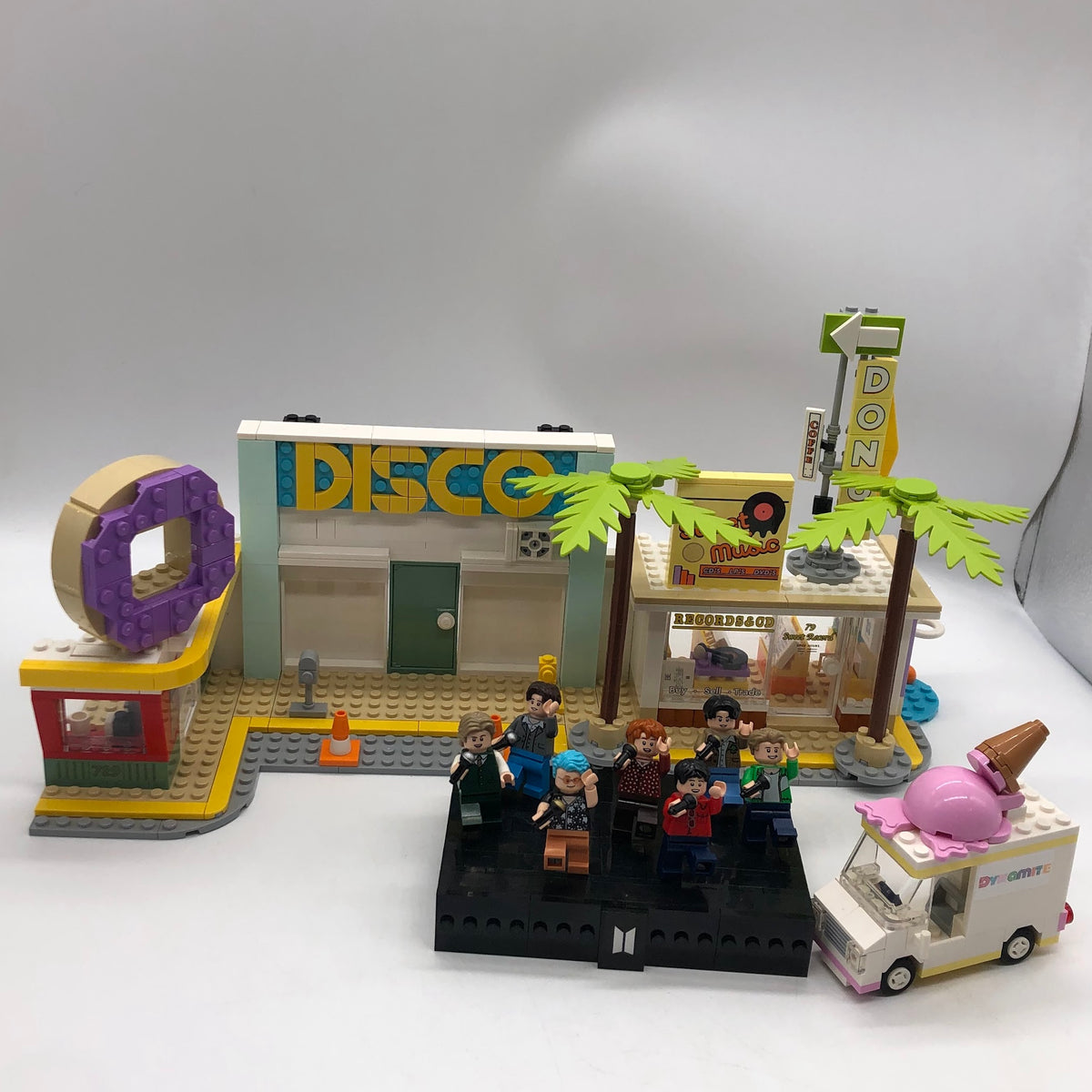 21339 BTS Dynamite [USED] – Bricks & Minifigs Eugene