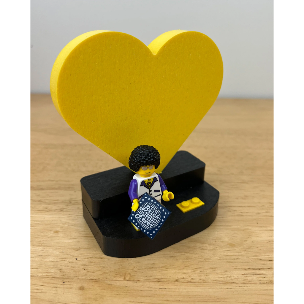 Minifigure Display - Heart (Yellow) – Bricks & Minifigs Eugene